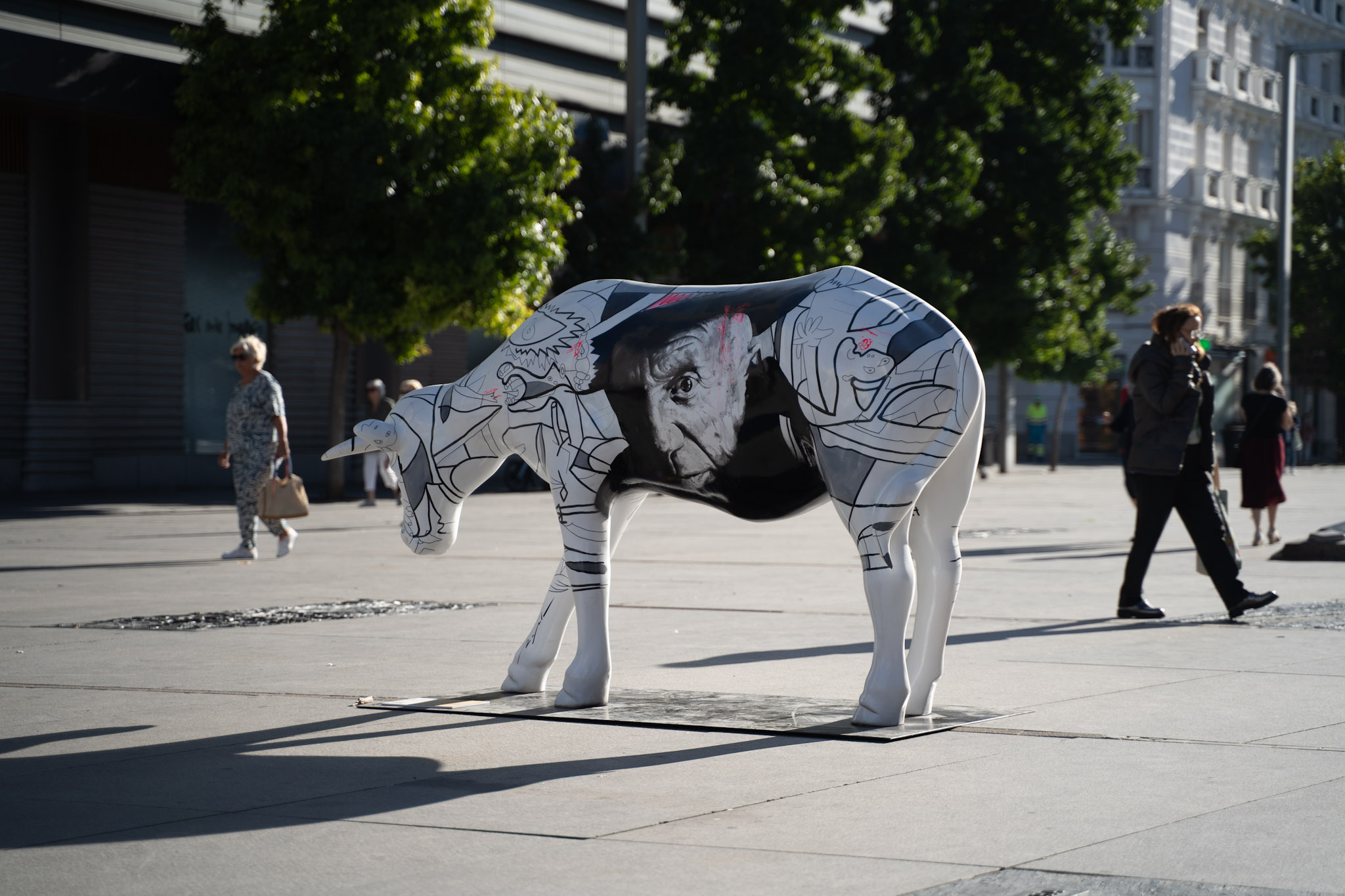 Madrid Cow Gallery: The Urban Exhibition that Fuses Nature and Art